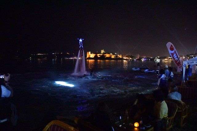 BODRUM’DA GECE GÜNDÜZ HAREKET BAŞLADI, GECE YARISI FLAYBOARD ŞOVU ...