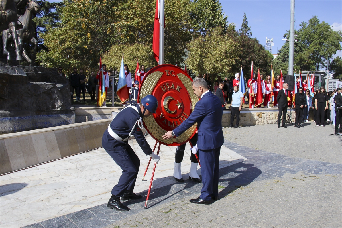 Uşak'ta Cumhuriyetin 100. yıl dönümü kutlamaları çelenk sunma töreniyle ...