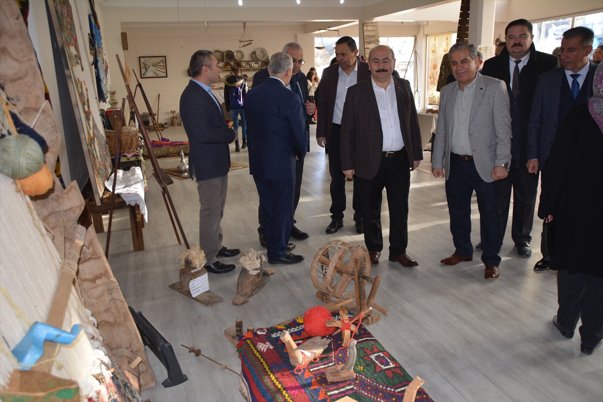 Banaz Bilim ve Sanat Merkezi'nde “Zamanın Dansı” sergisi açıldı ...